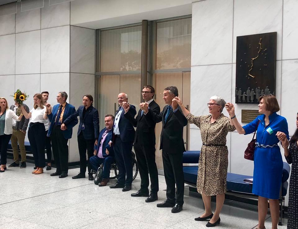 VI GLÖMMER ALDRIG KOMMUNISMENS BROTT – David Lega